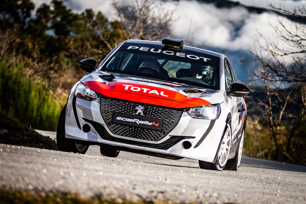 De eerste Peugeot 208 Rally4 is aangekomen in het atelier va DG Sport ...