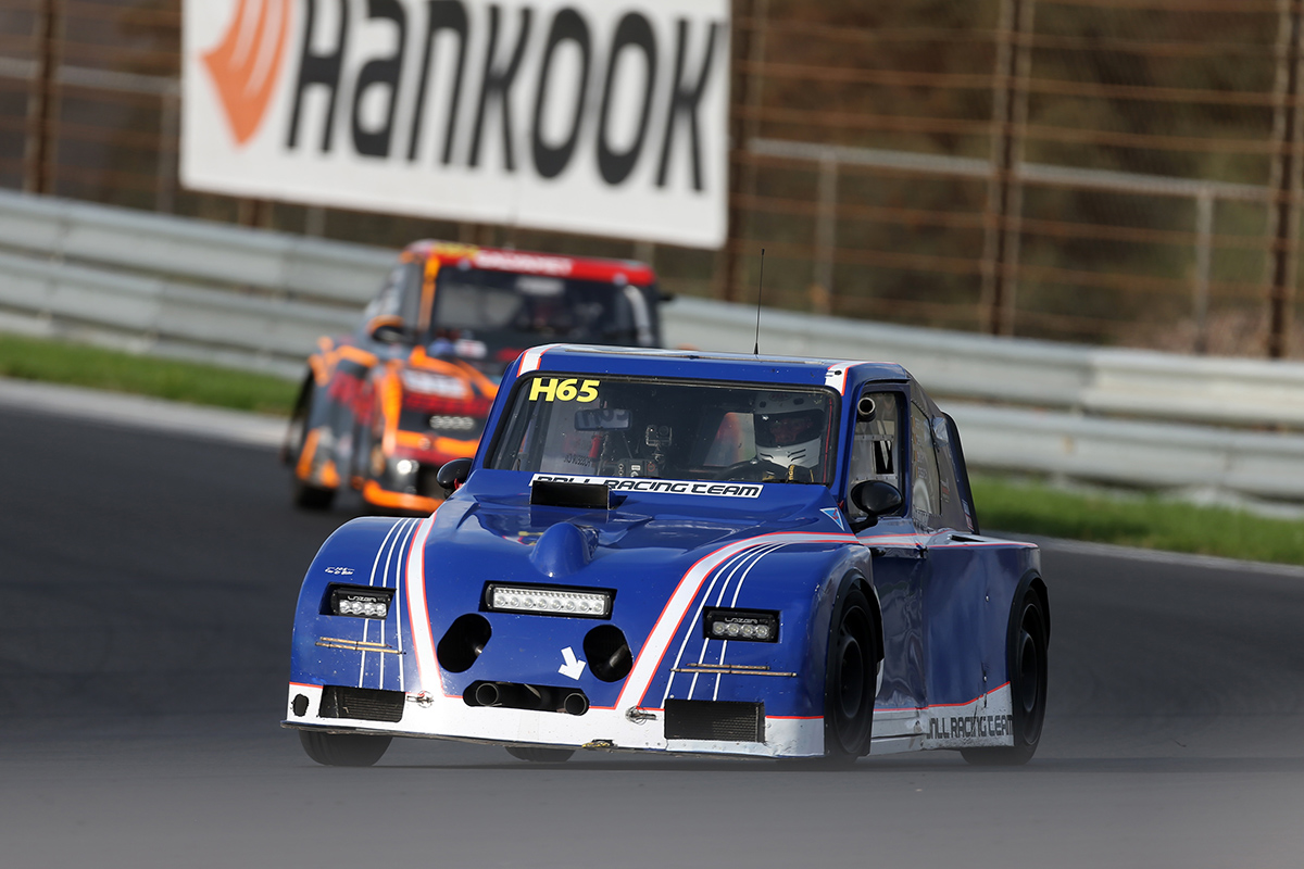 De deelnemers van de 2CV Racing Cup tijdens de 1000 Km van Zolder