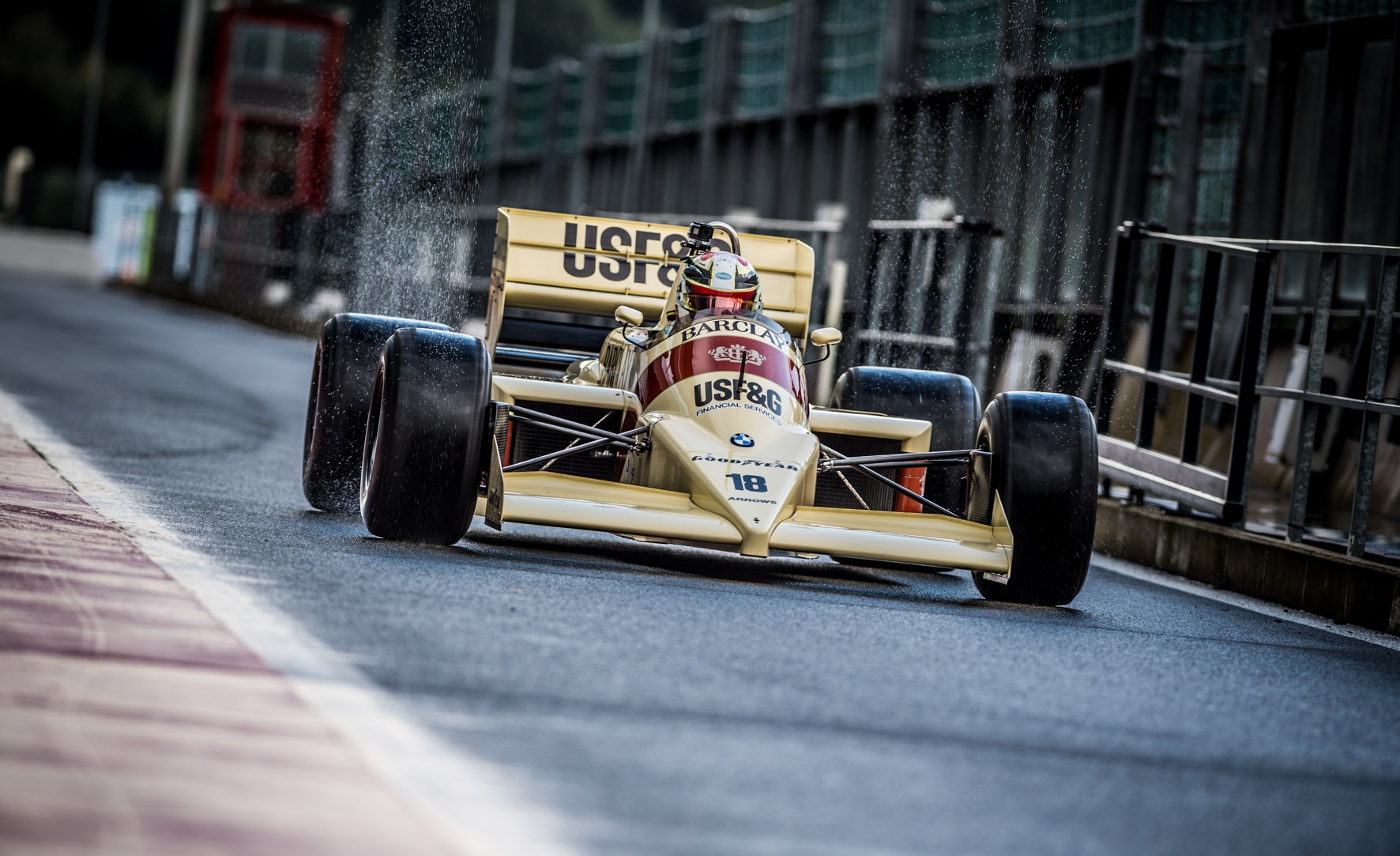 De F1 Arrows A9 gaat de strijd aan met de F16 Dark Falcon ...