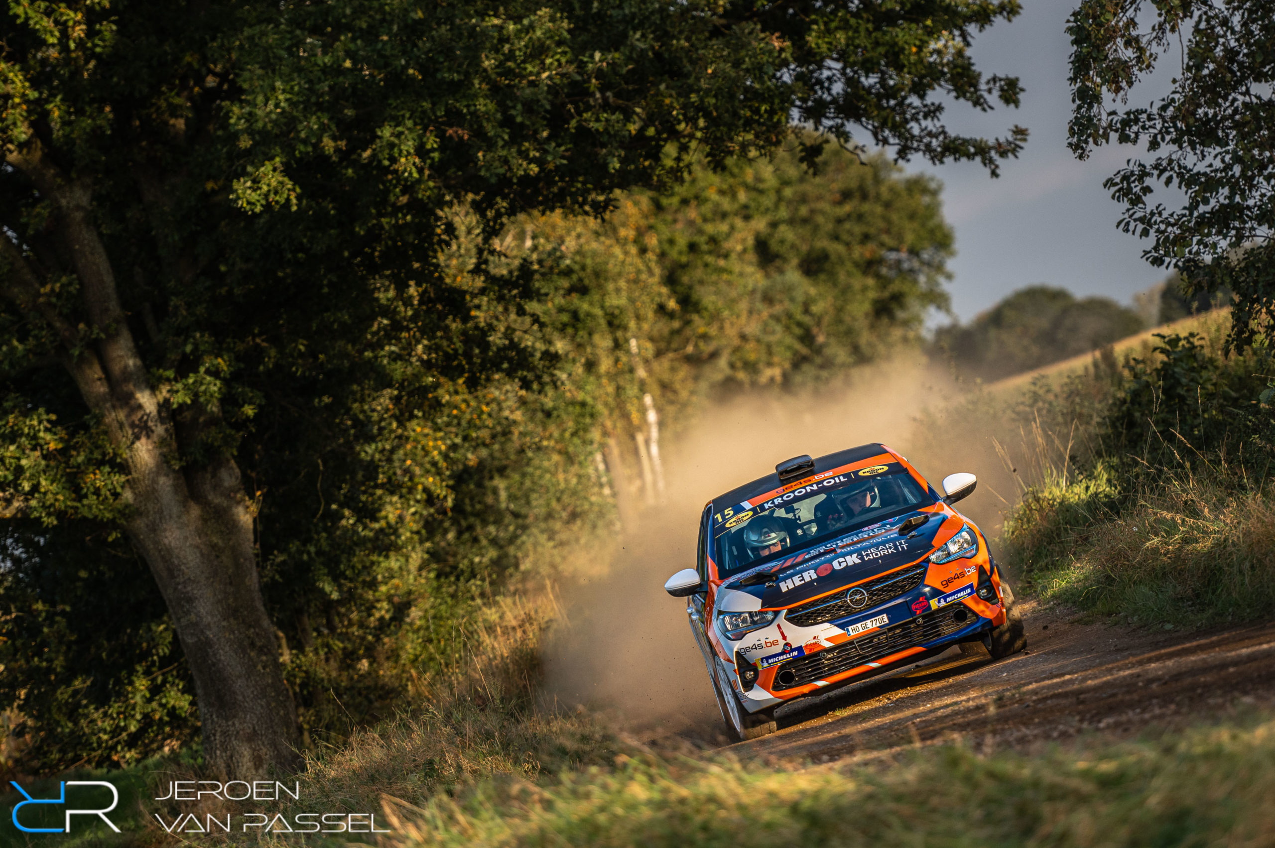 Charles Munster zit Thibaud Mazuin op de hielen • RallyandRaces.com